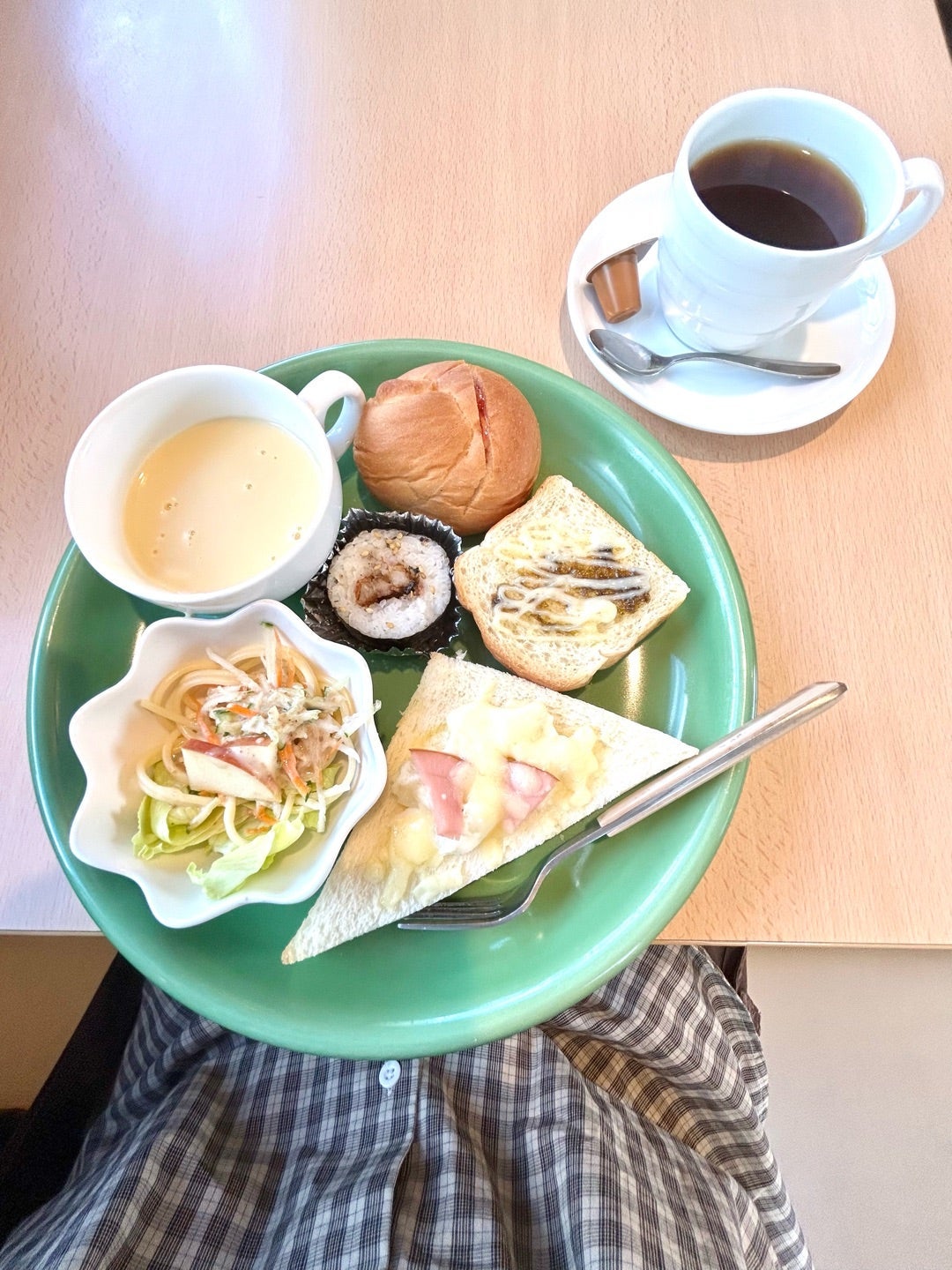 席がほぼ埋まってたカフェのモーニングの画像